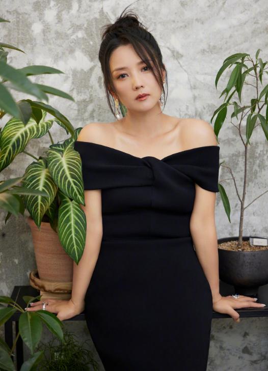 He Jie's beauty photos became popular, and she appeared in a glamorous outfit, with amazing ...