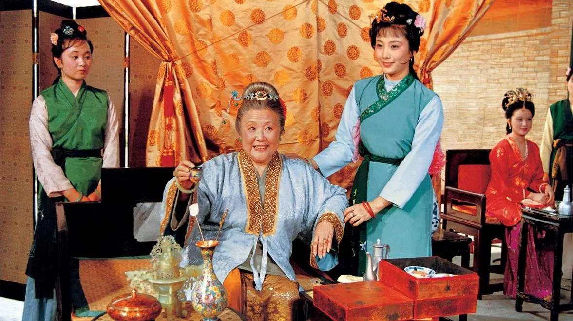 Ping'er is Wang Xifeng's dowry girl. - iNEWS