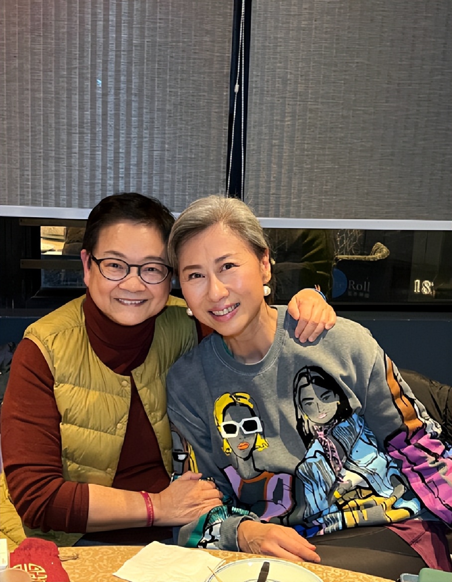 61-year-old Ye Qianwen is naturally old and too elegant, with gray hair ...