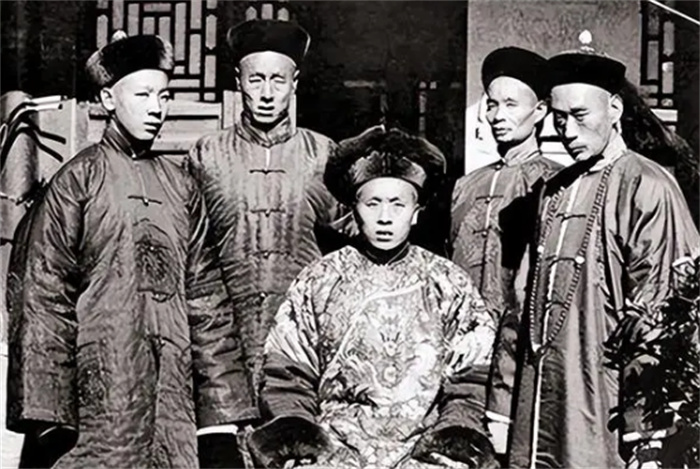 What did the royal family do after the fall of the Qing Dynasty (the ...