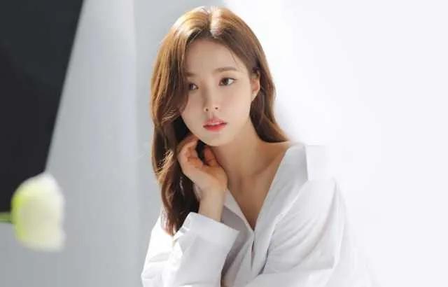 Shin Se Kyung posts childhood photos, breaking the voice of being ...