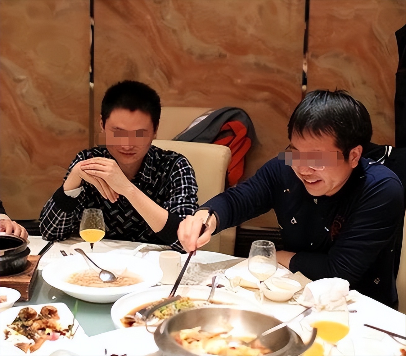 My old classmate travels by car, and those who don't have a car pay ...