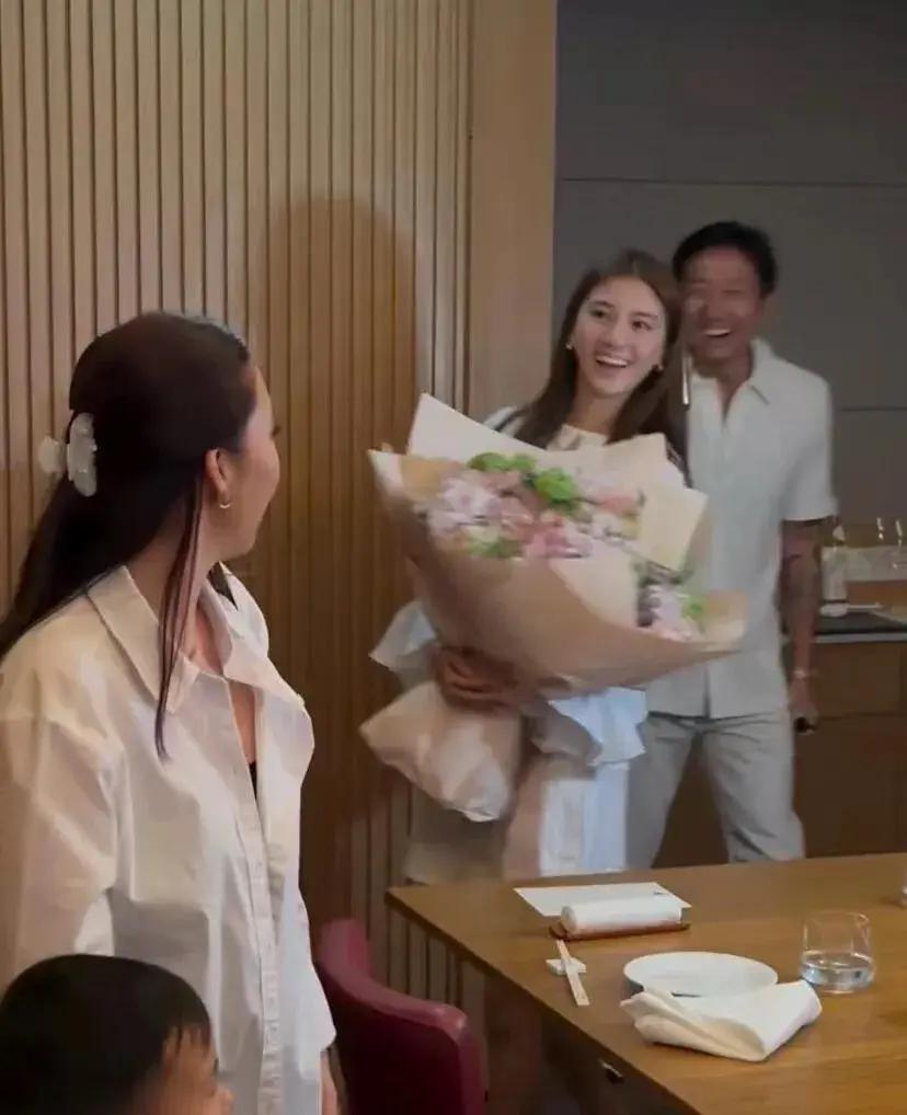 Wu Qianyu brought Shi Boxiong to celebrate her friend's birthday. The outfits were beautiful and ...