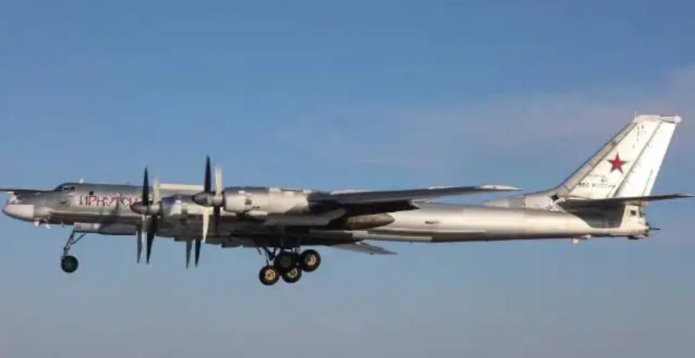 The Russian military Tu-95 bombardment landed in China, and released ...