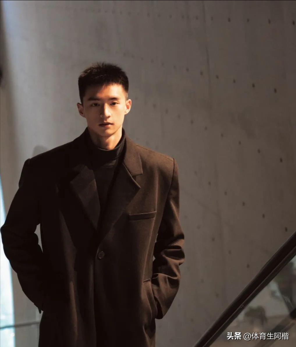 The 190cm inch-cut sports student who looks like Yang Yang, Huang Xuan ...