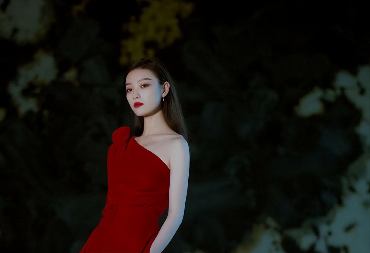 30-year-old Ni Ni and 32-year-old Lin Peng both wore red dresses with ...