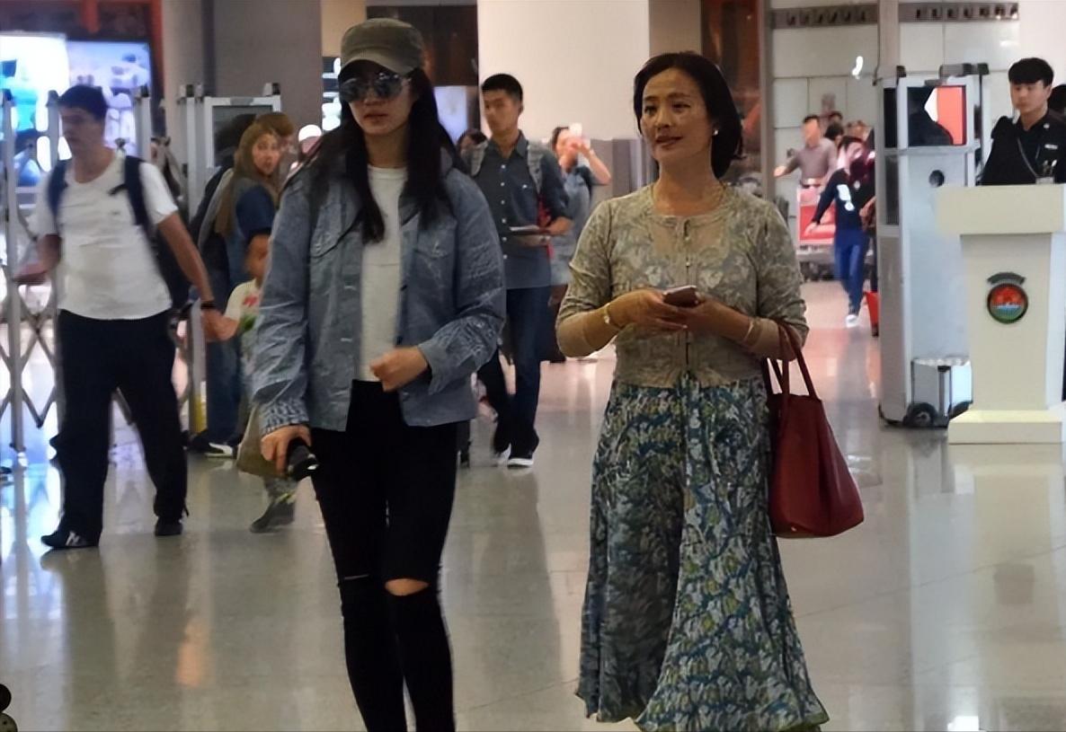 Liu Yifei walked with her mother at the airport, her mother's floral ...