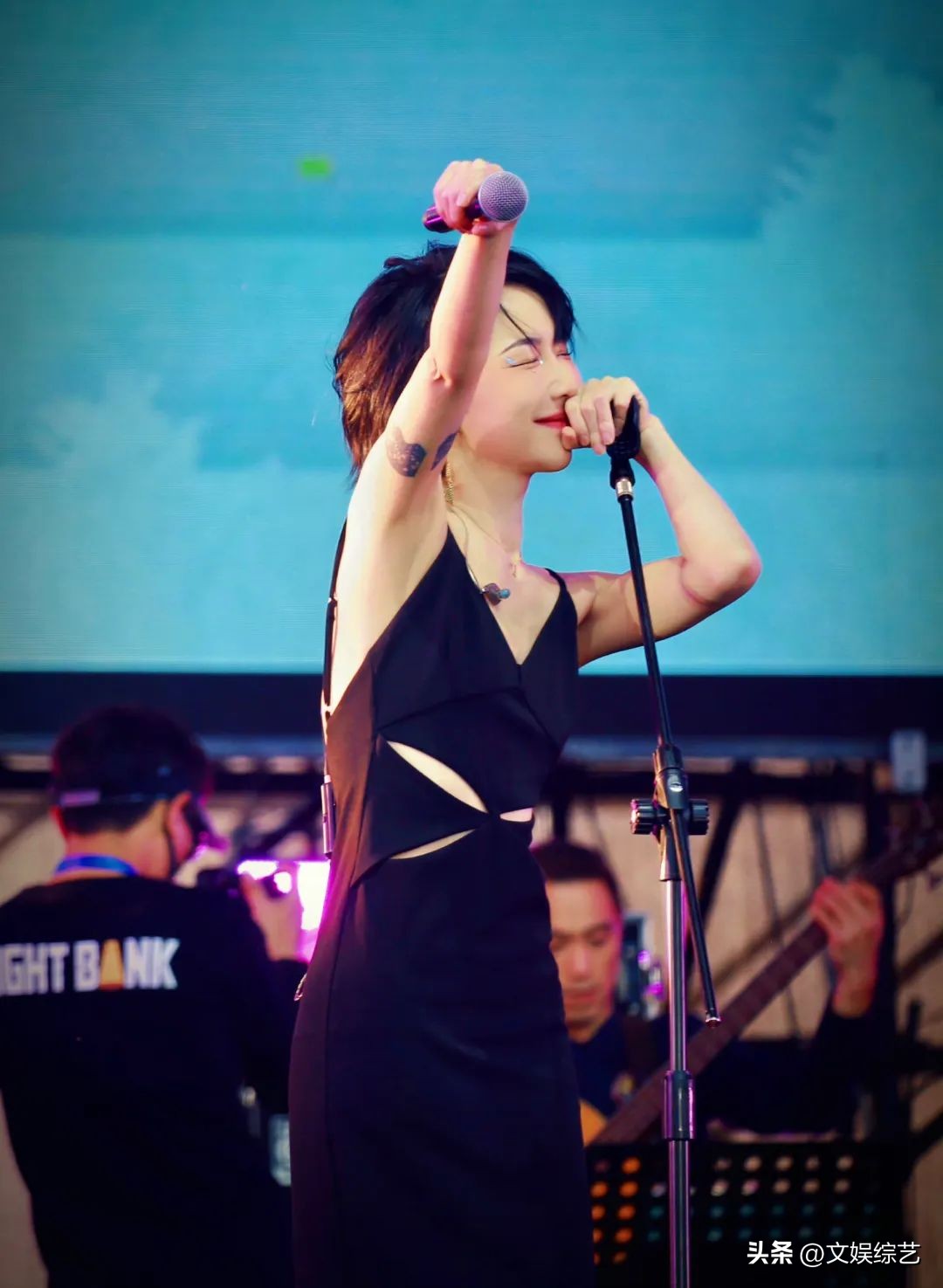 Liu Lianmei went out of the circle and let herself go in a suspender ...