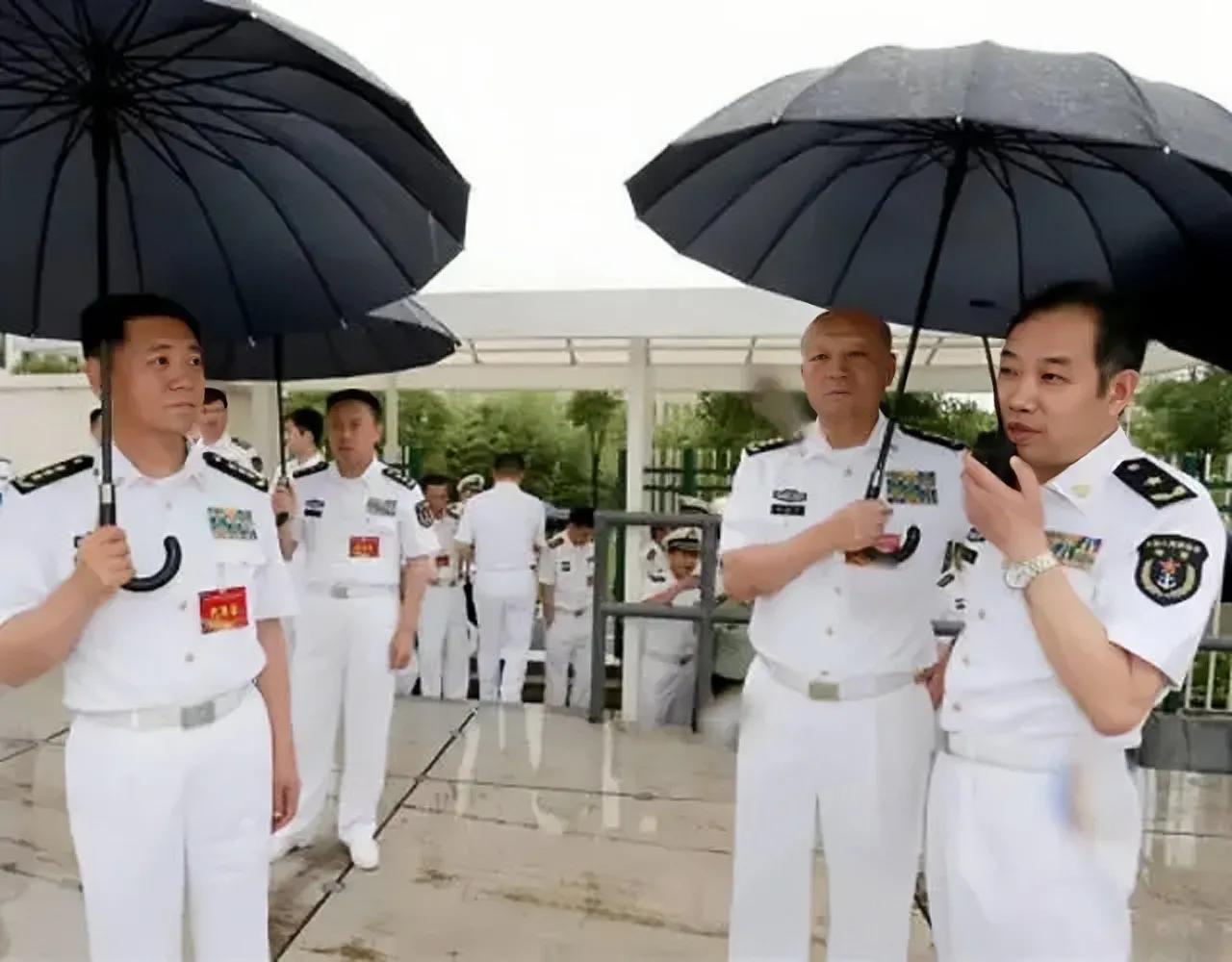 Admiral Wu Shengli, why did you give the Major General an umbrella ...