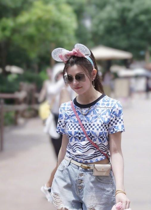 Michelle Chen takes her baby to play, Xing Xing and her mother ride the ...
