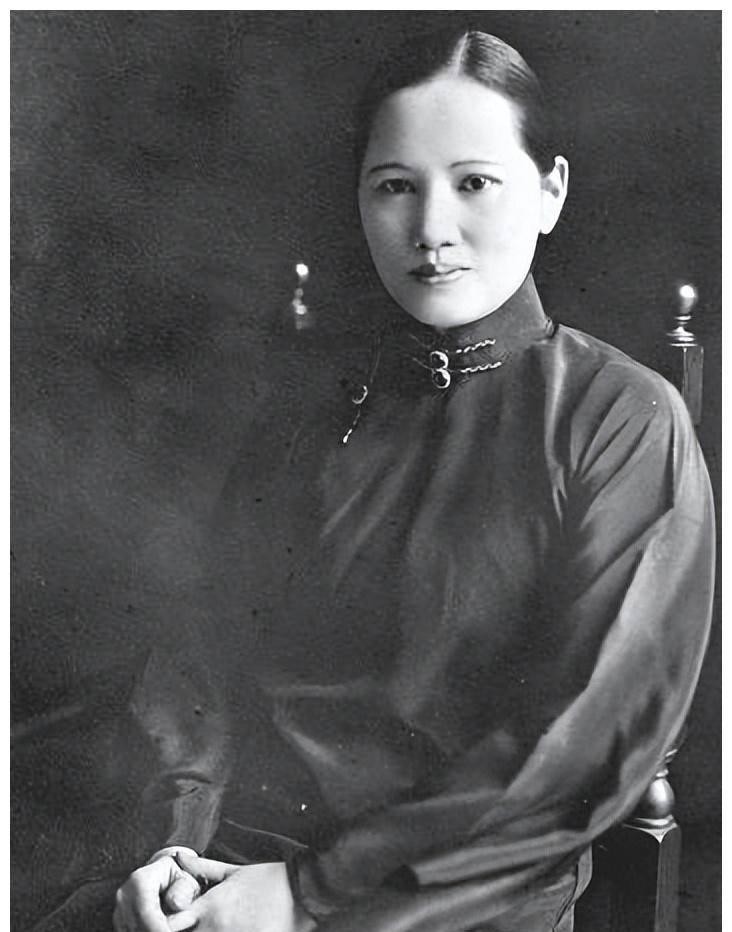 The unarmed guard next to Soong Ching Ling never married in her life ...