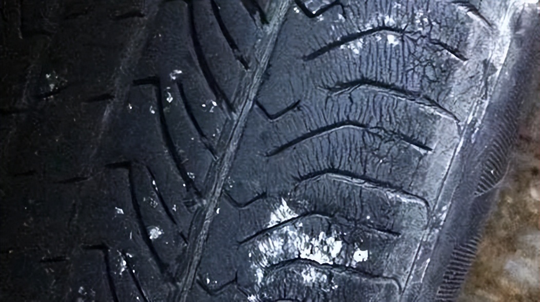 Is it normal for BMW tires to have small cracks or not? - iNEWS