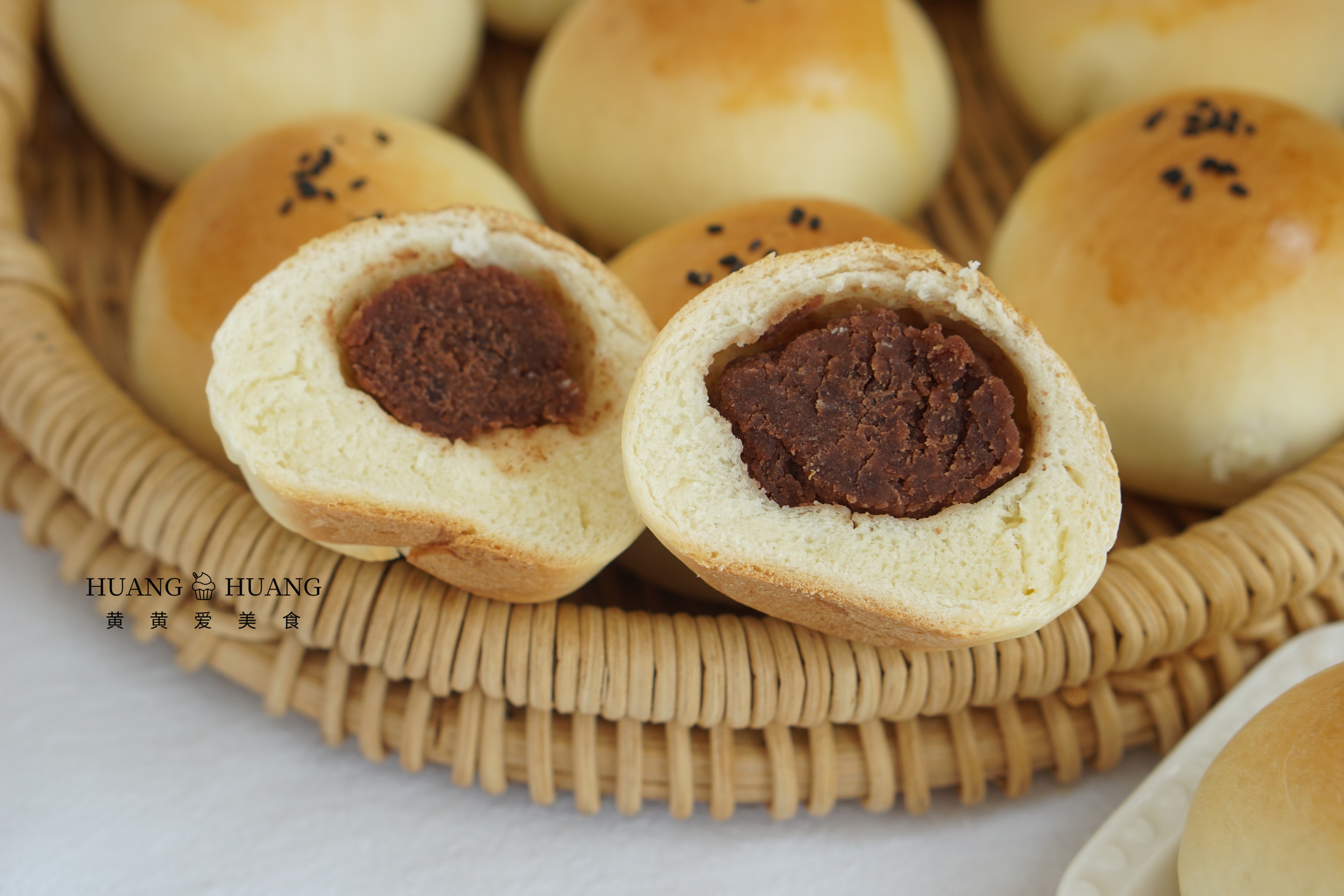 Delicious red bean bread, the skin is strong, the filling is sweet, and ...