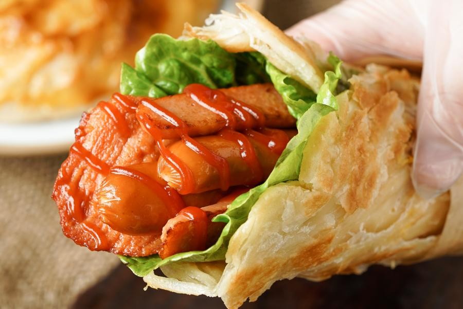 Food courts can always be crowded together, what kind of snacks are ...