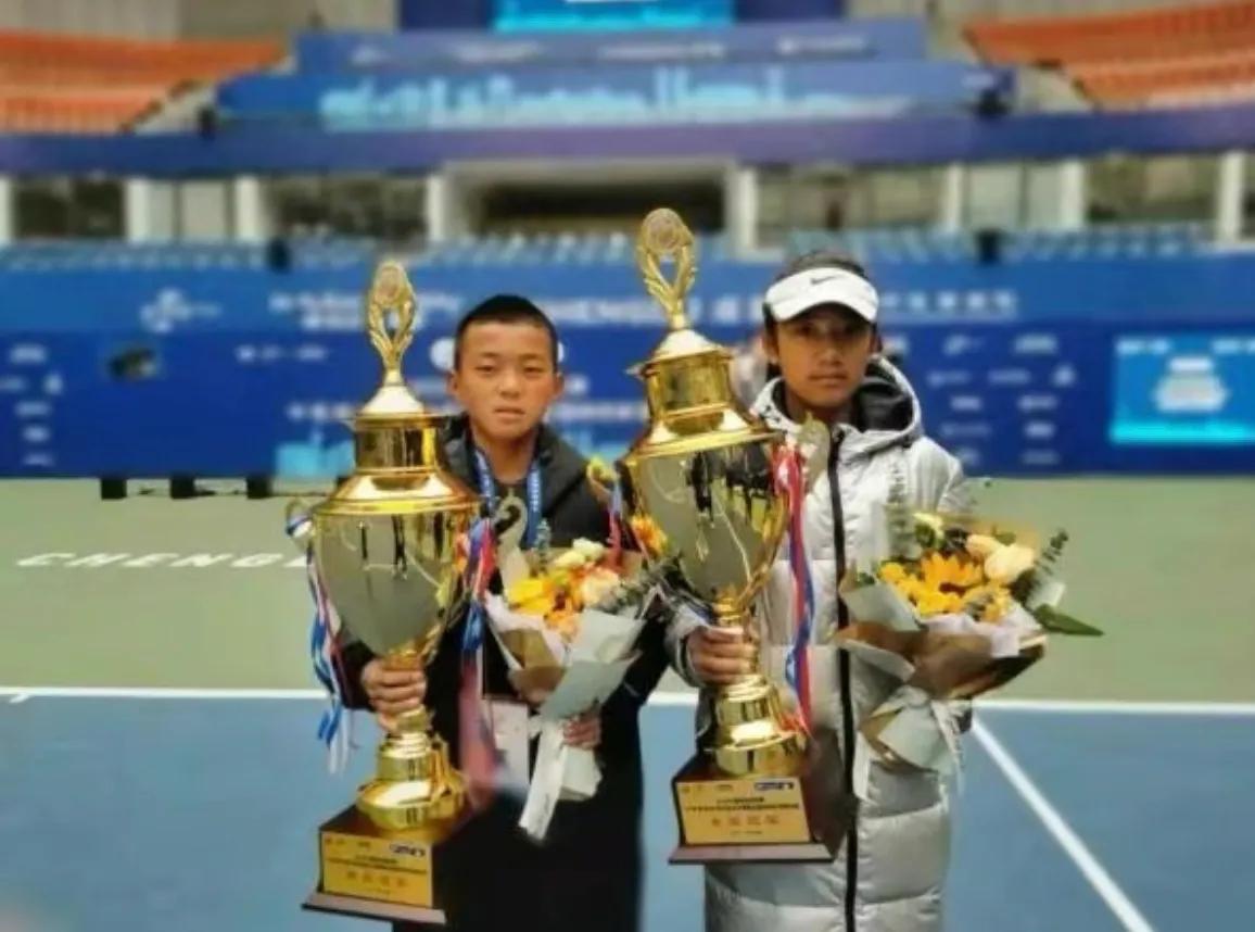 The boy in the basket on the tennis court won the championship - iNEWS