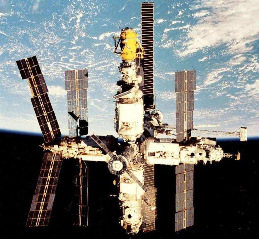 After 15 years of flying, the Mir space station weighing more than 130 ...
