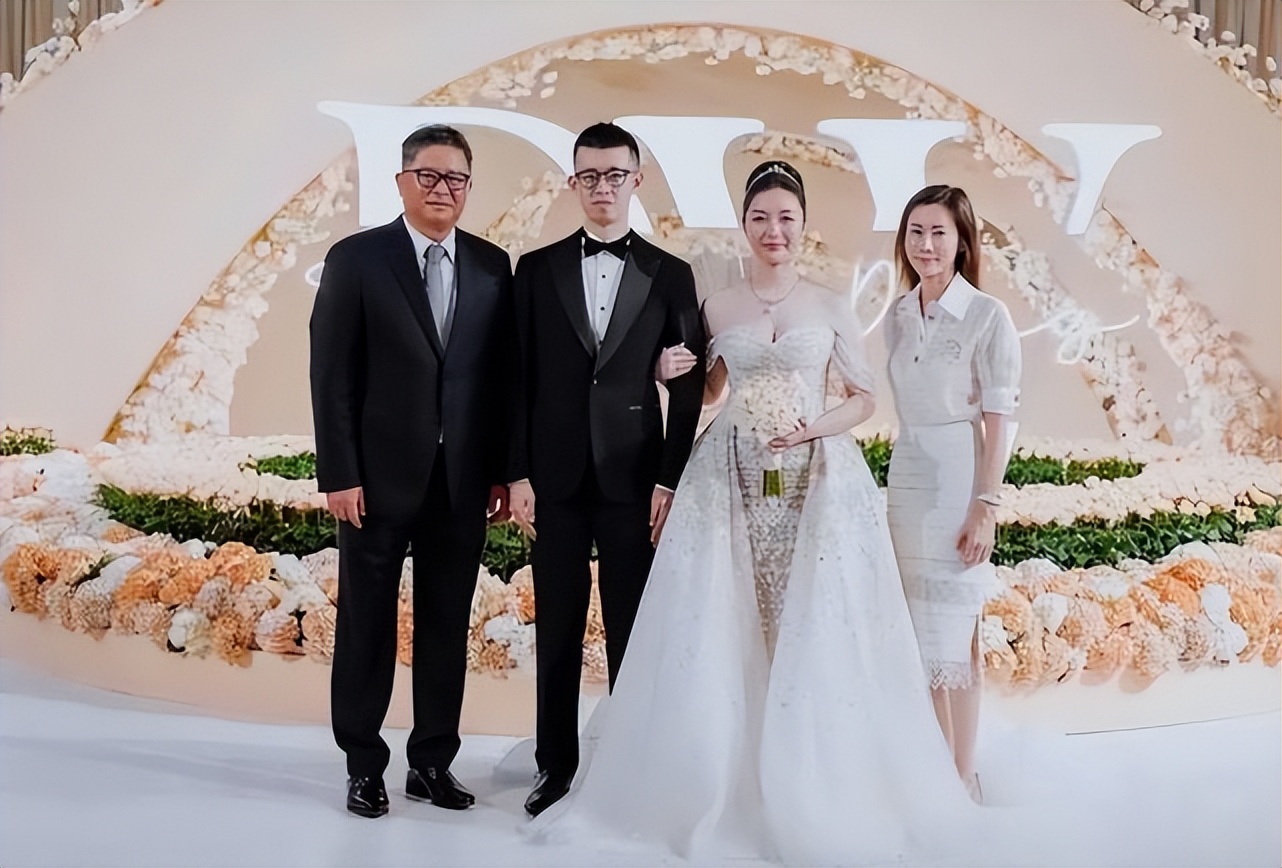47-year-old Kong Linghui played with the rich and delivered a speech on the wedding of Anta's ...