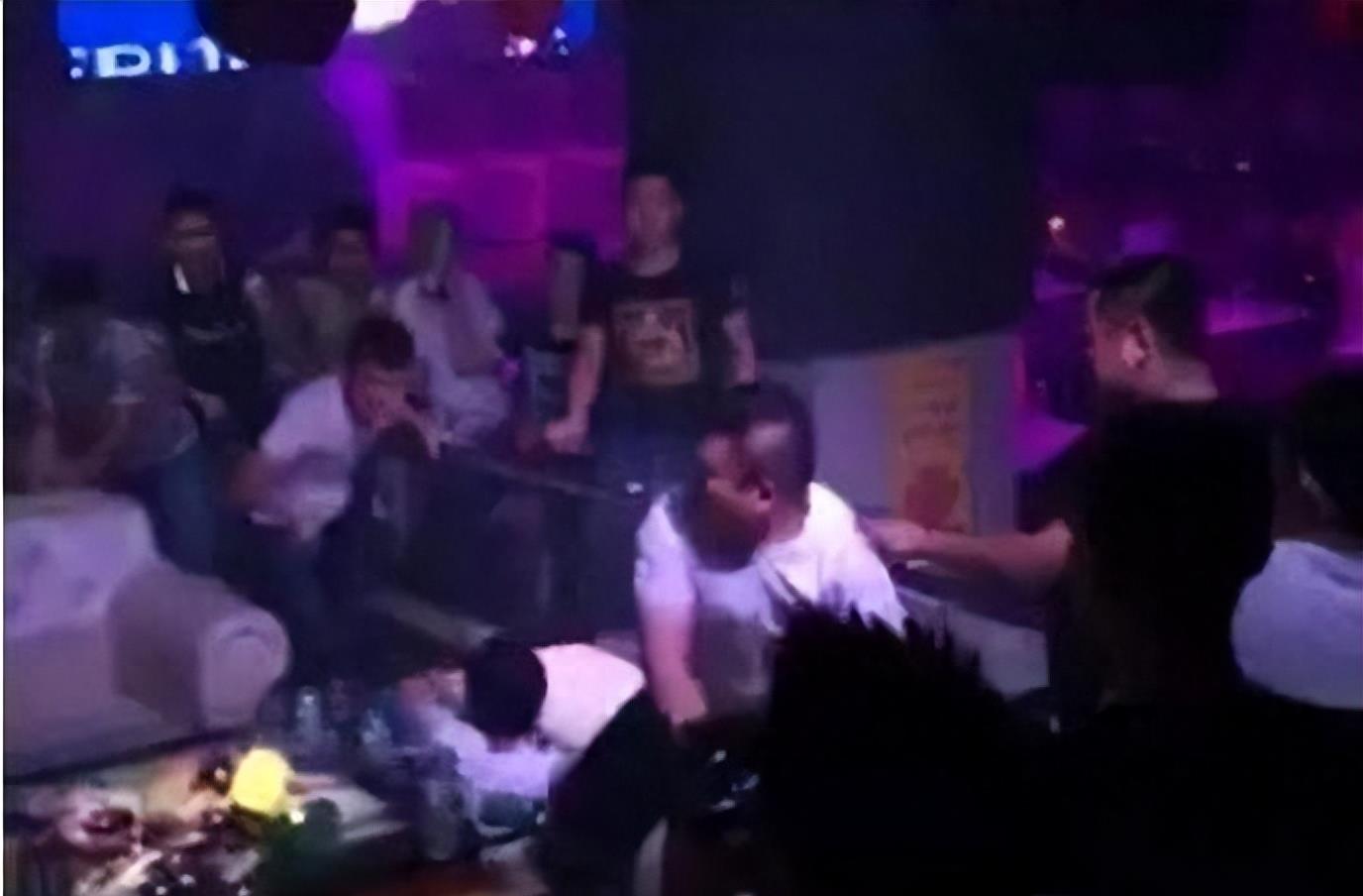 Tai Zihui and Sun Honglei fought hard and "forced" Lin Chiling to drink ...