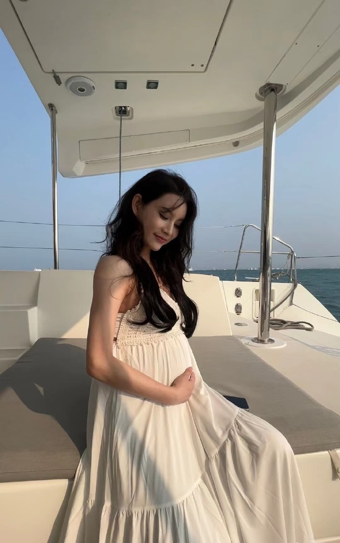 Liu Yifei's classmate Fan Yujun shared photos of going out to sea, and ...
