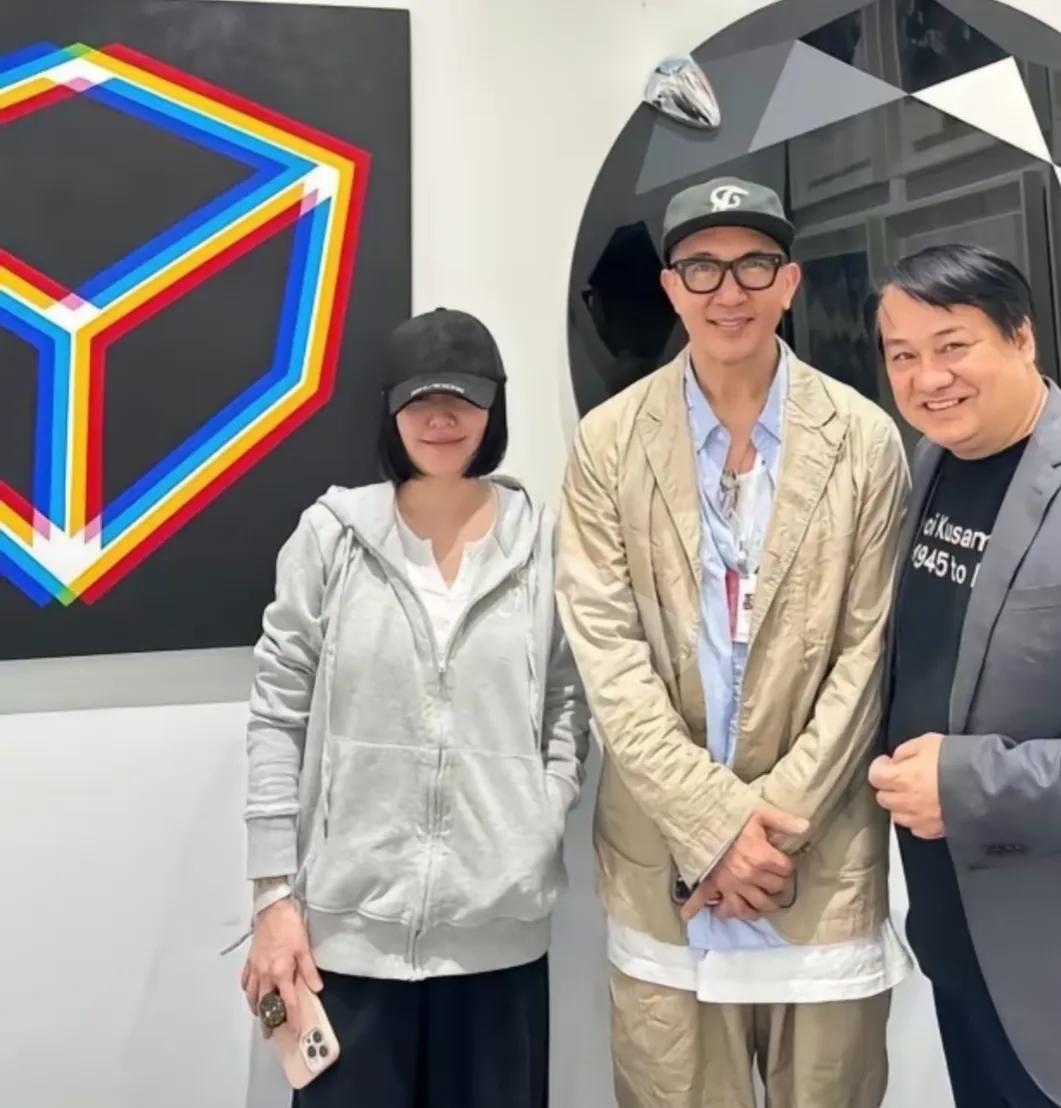 Koo Jun-yup Art Exhibition 3 melons! Taking an intimate photo with S's ...