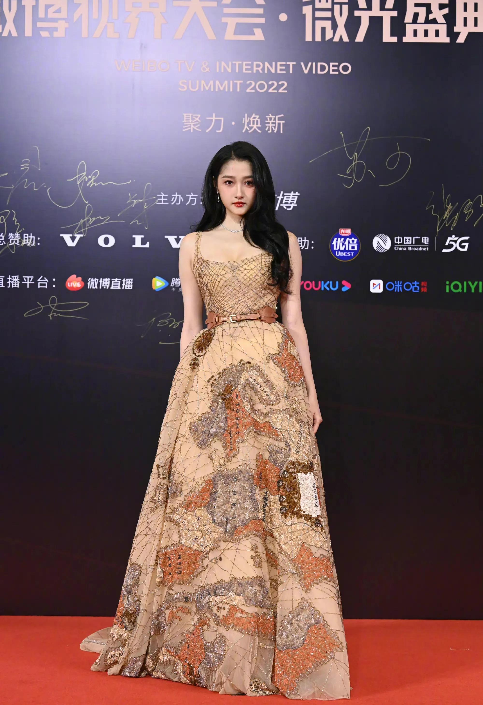 Stars on the red carpet at Weibo Night, Zhao Liying, Yang Ying, Zhao ...