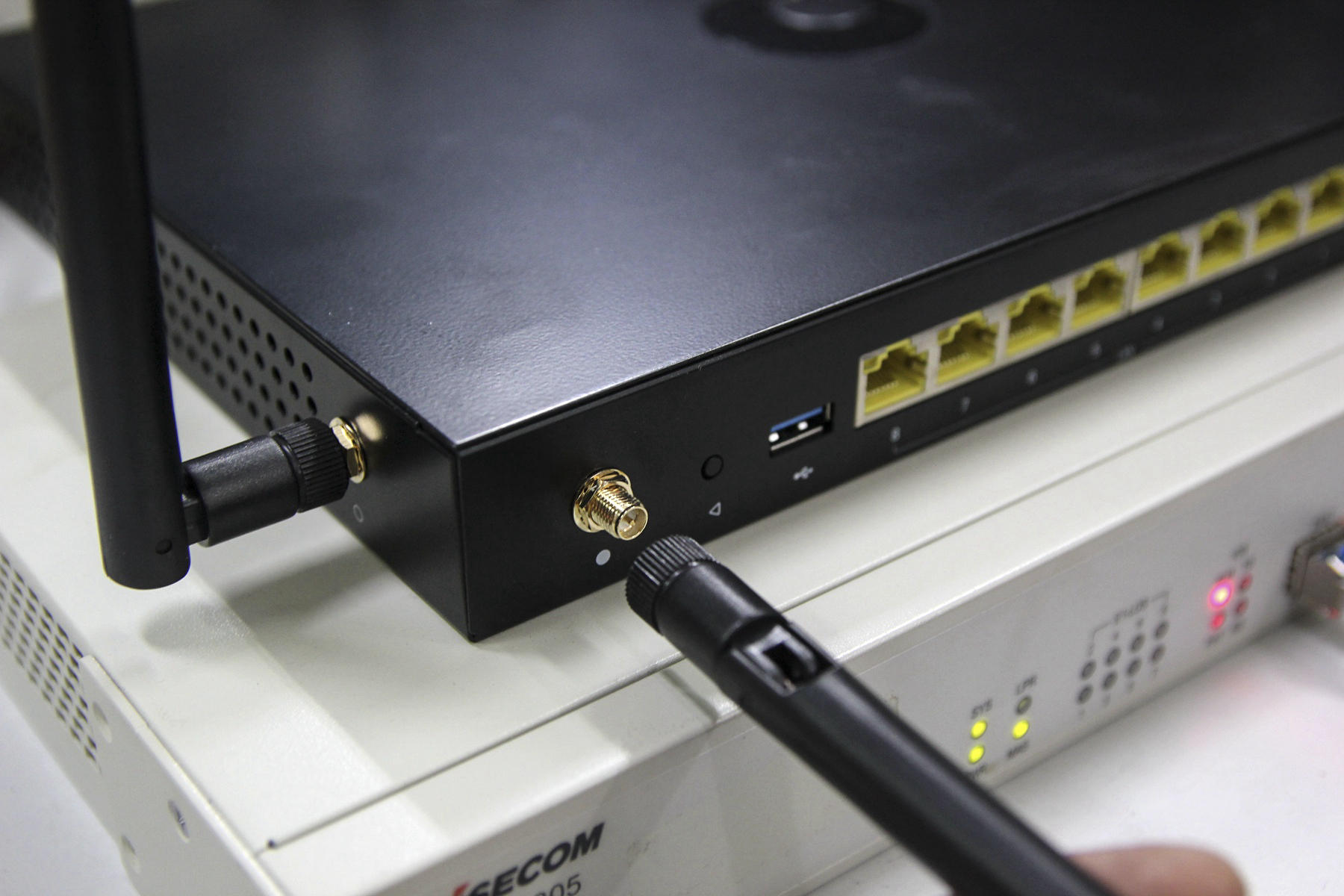 Remote networking tool, 10-port full Gigabit dual WAN enterprise router ...