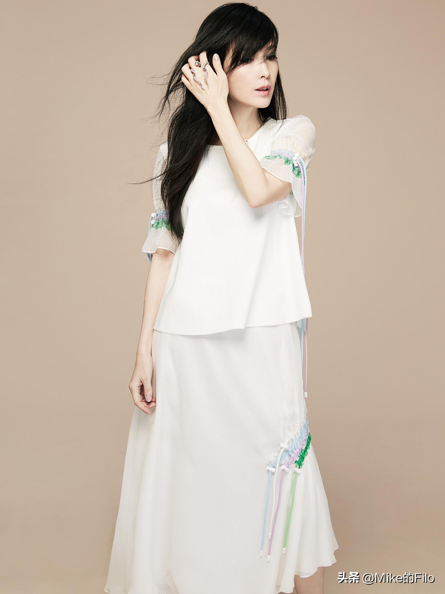 Zhou Huimin's legs and arms are thin, long and white, and her facial ...