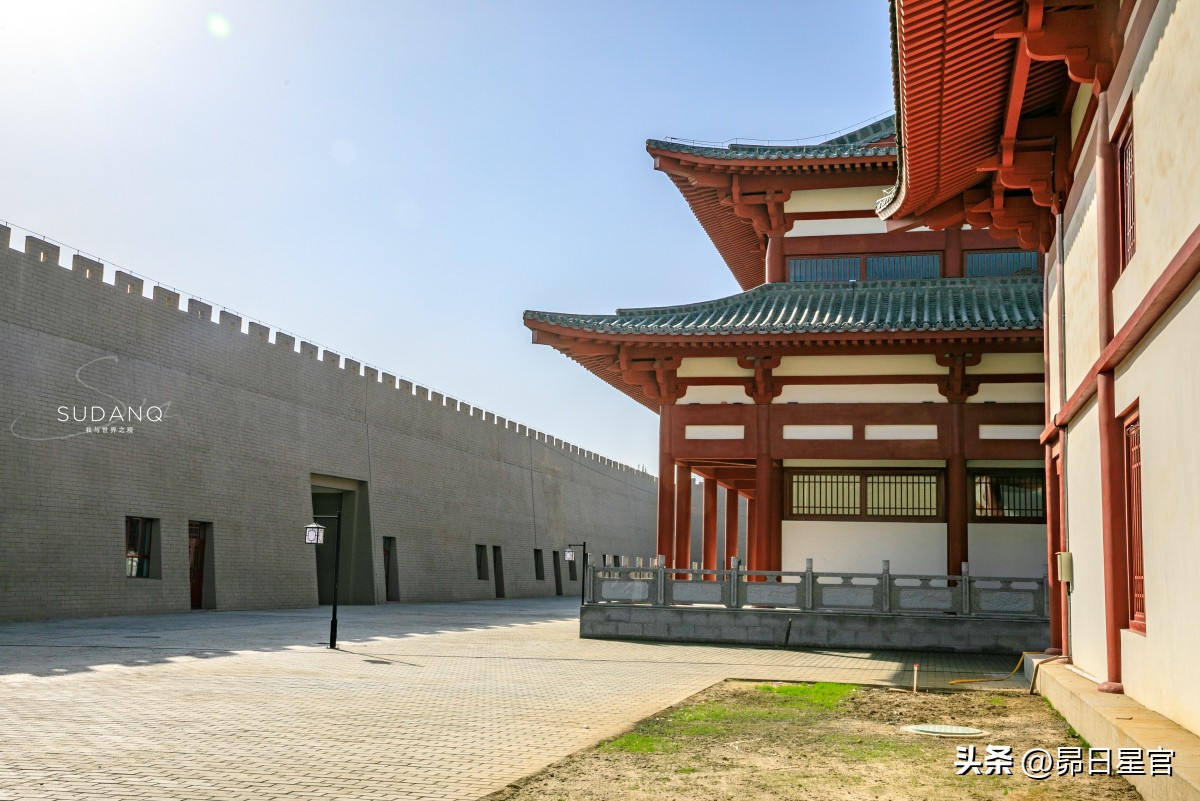 The Nine Heavens opened the palace, and the crowns of all nations were ...