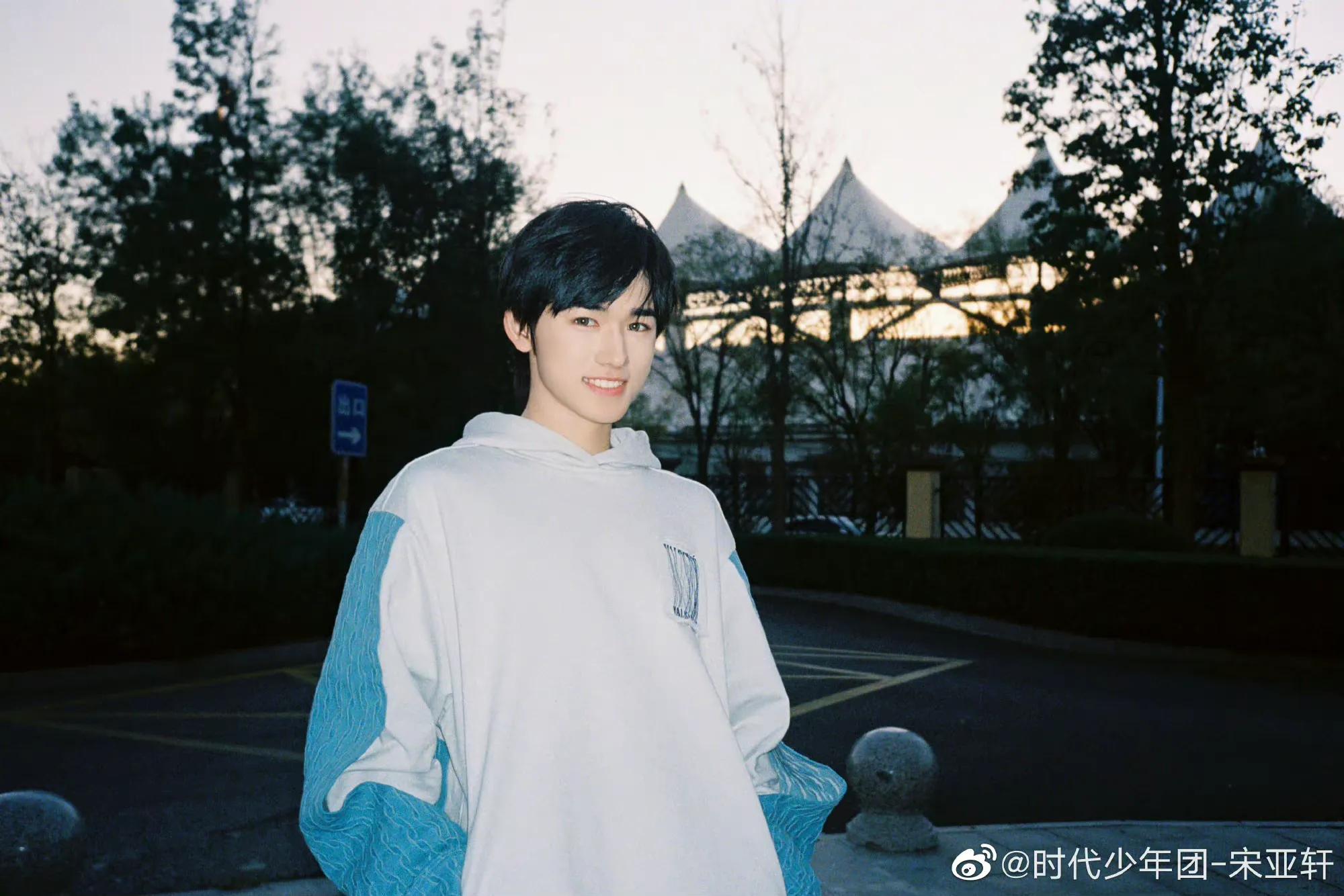 Song Yaxuan's blue and white sweater is photographed in six grids, such ...