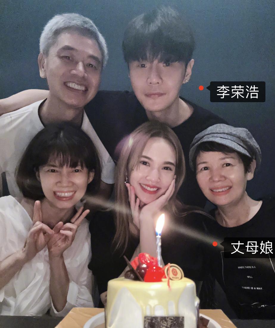 Rainie Yang took her husband back to Taiwan, hugging her face and ...