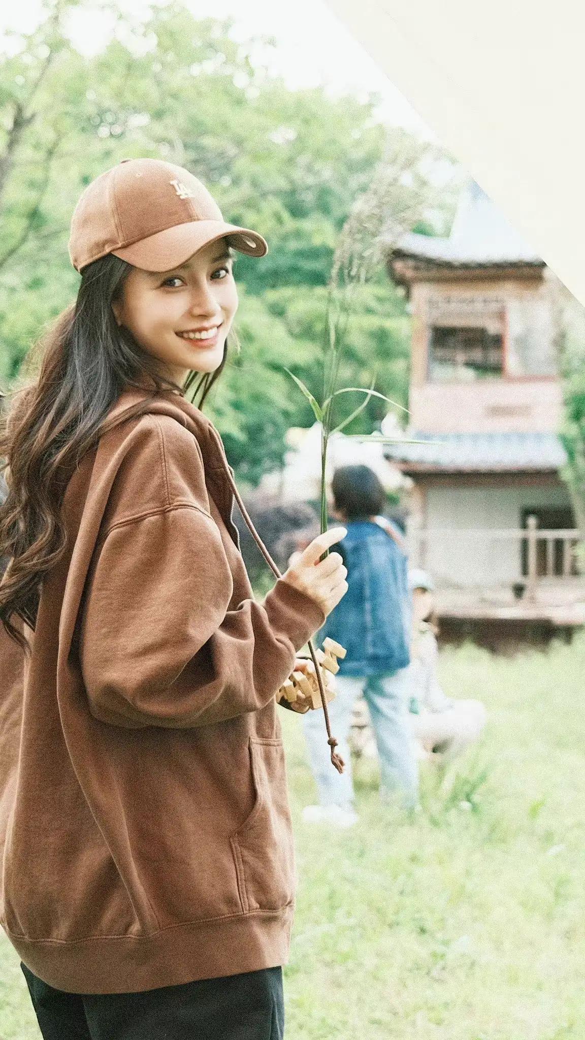 Angel baby Yang Ying sends beautiful photos, sweet and lovely - iNEWS