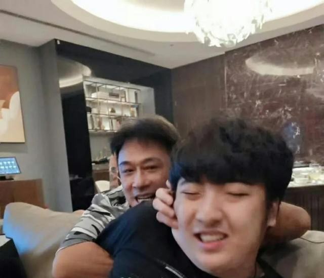 Wu Zhenyu shared a photo with Wang Jiaer. The 16-year-old Feynman was over 1.8 meters tall and ...