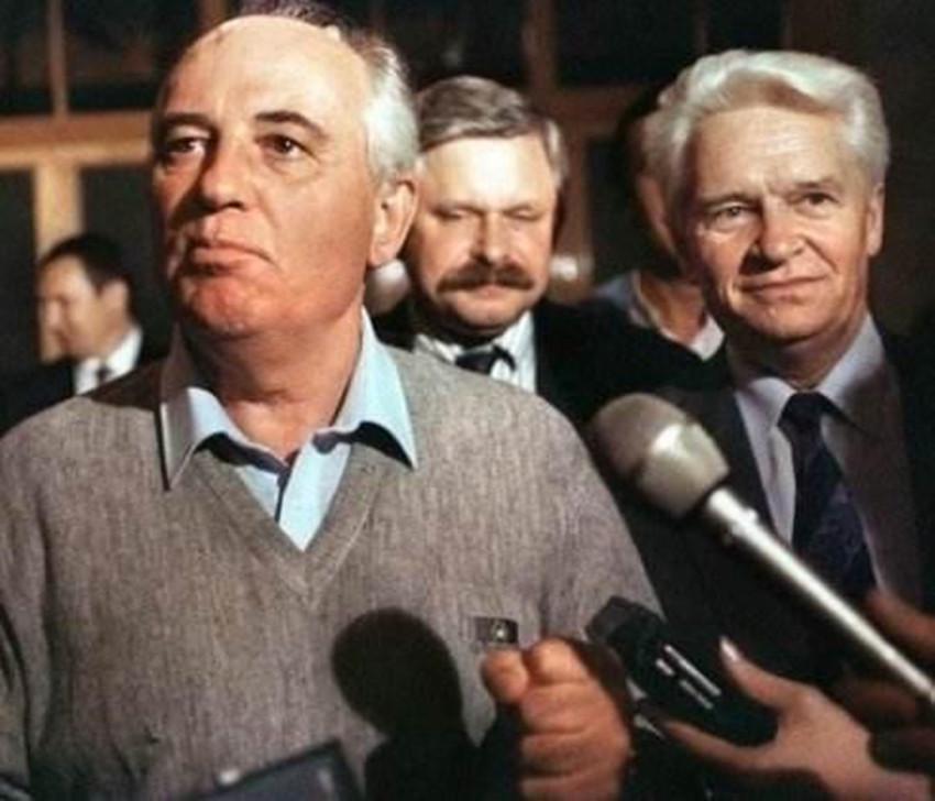 Pugo: To make a last-ditch effort to save the Soviet Union, after ...