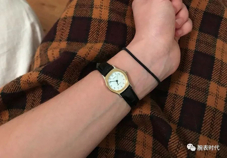 Why do some girls like to wear a watch with the dial facing inward? - iNEWS