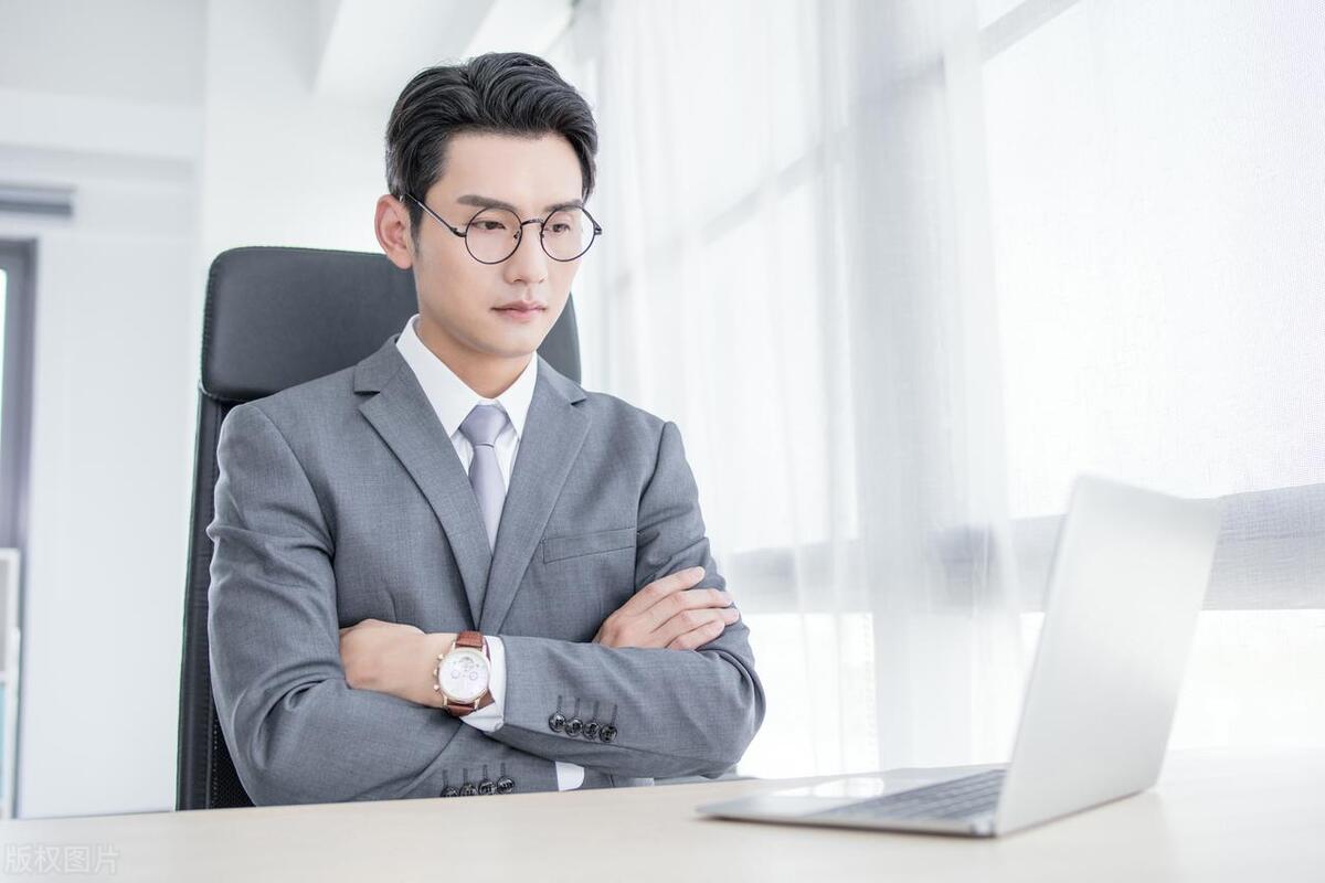 The scheming collocation of professionals in the workplace: how to wear ...