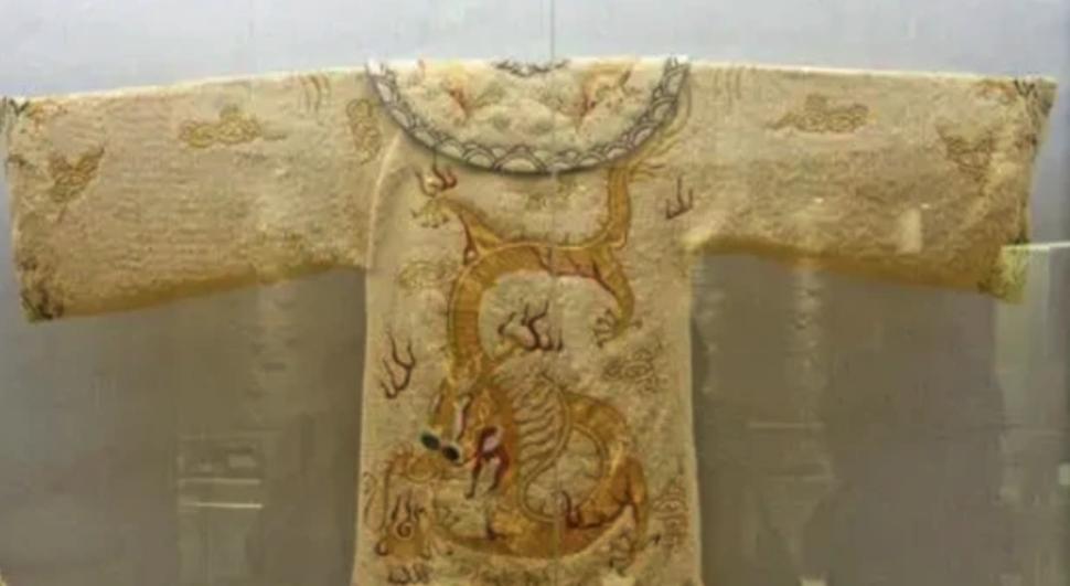 From Dragon Robe to Boa Robe: What Changes Did the Costume Form of the ...