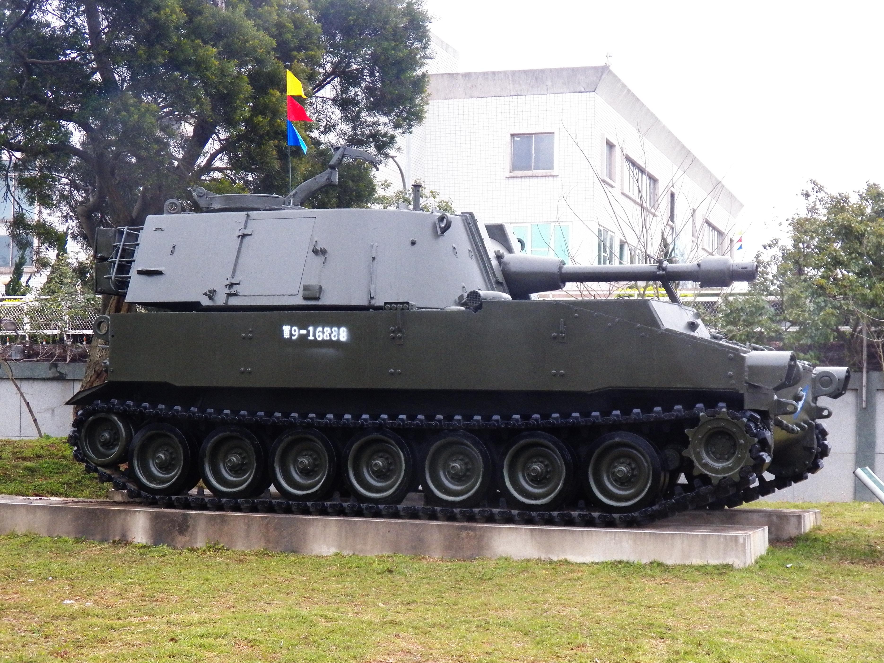 American M108 105mm self-propelled gun that participated in the Vietnam ...