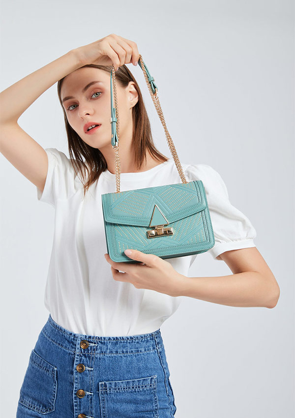 Little CK will take you and play with colors - iNEWS