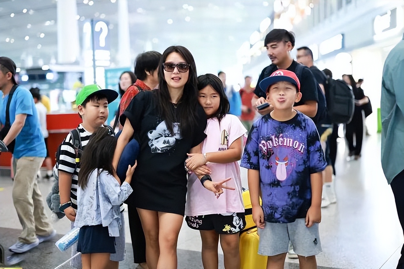 "He Jie's family showed their happiness at the airport! The warm ...