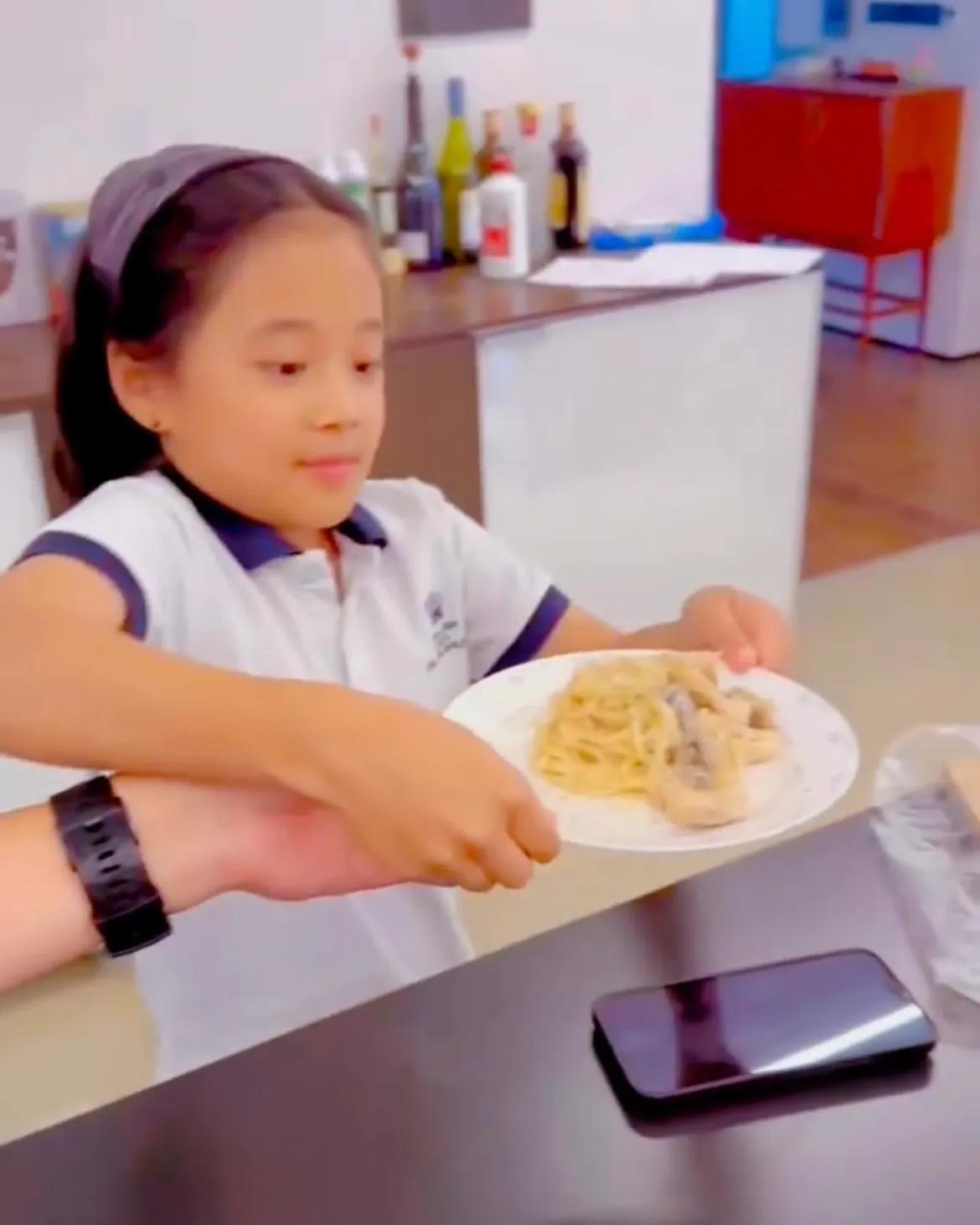 Mei Ting shared her warm family life, her 9-year-old daughter quickly ...