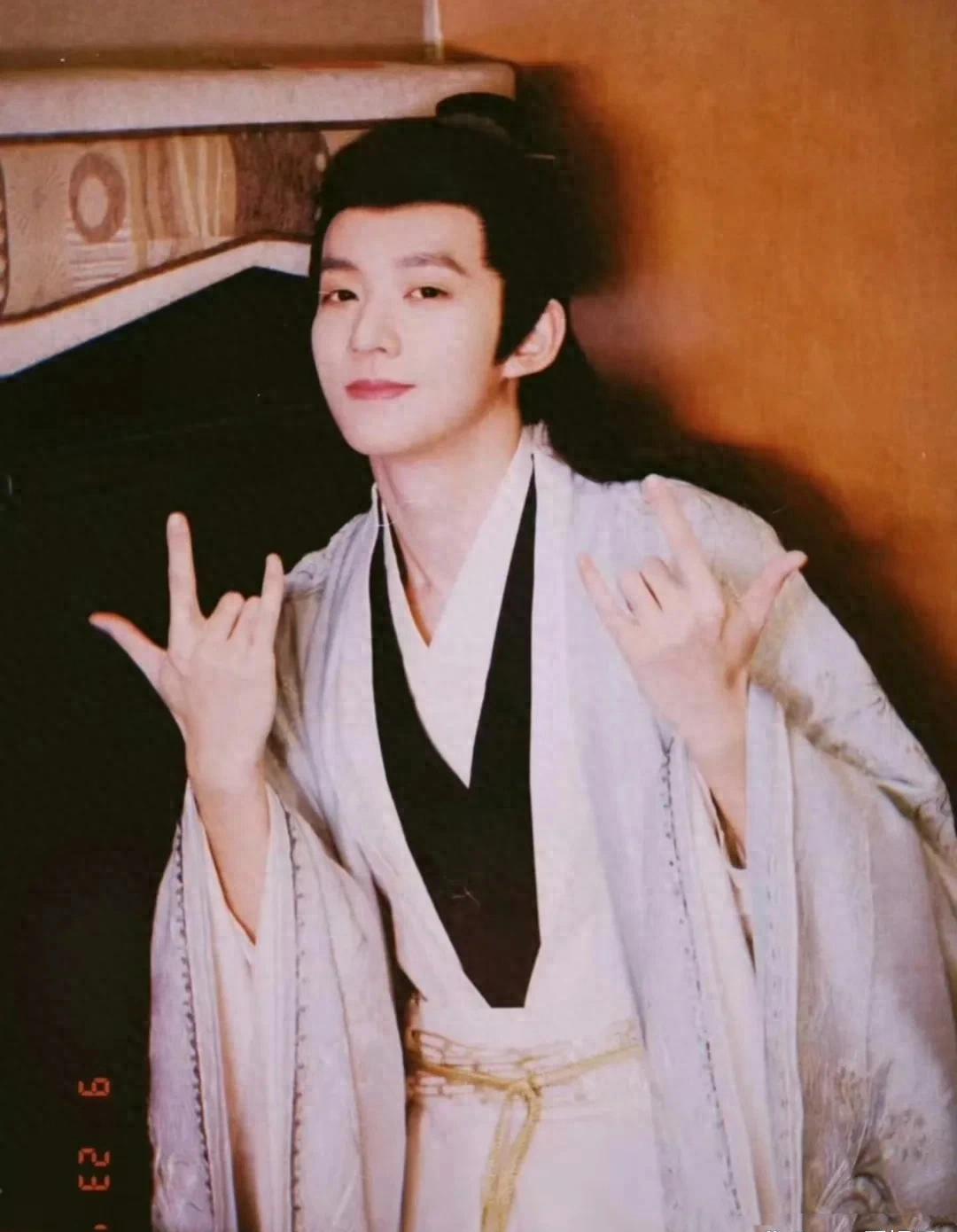 Deng Wei's first male-led drama is here. His gorgeous transformation ...