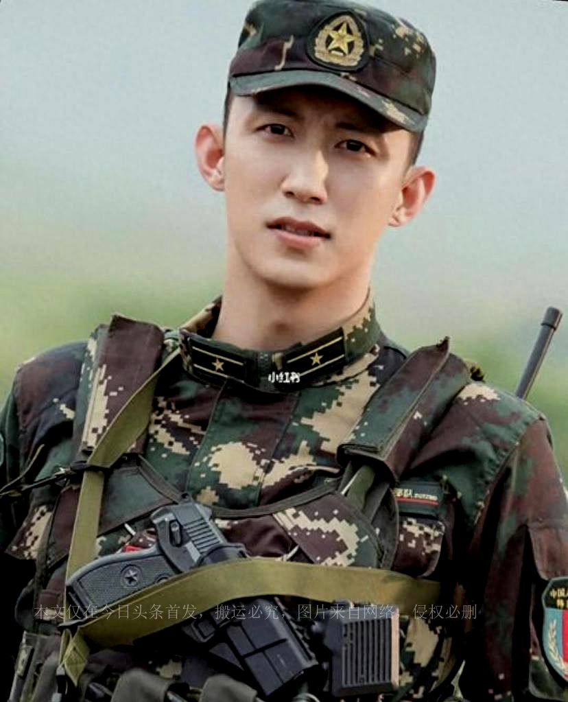 Also acting as a soldier, Xiao Zhan and Zhang Yi have a strong aura ...