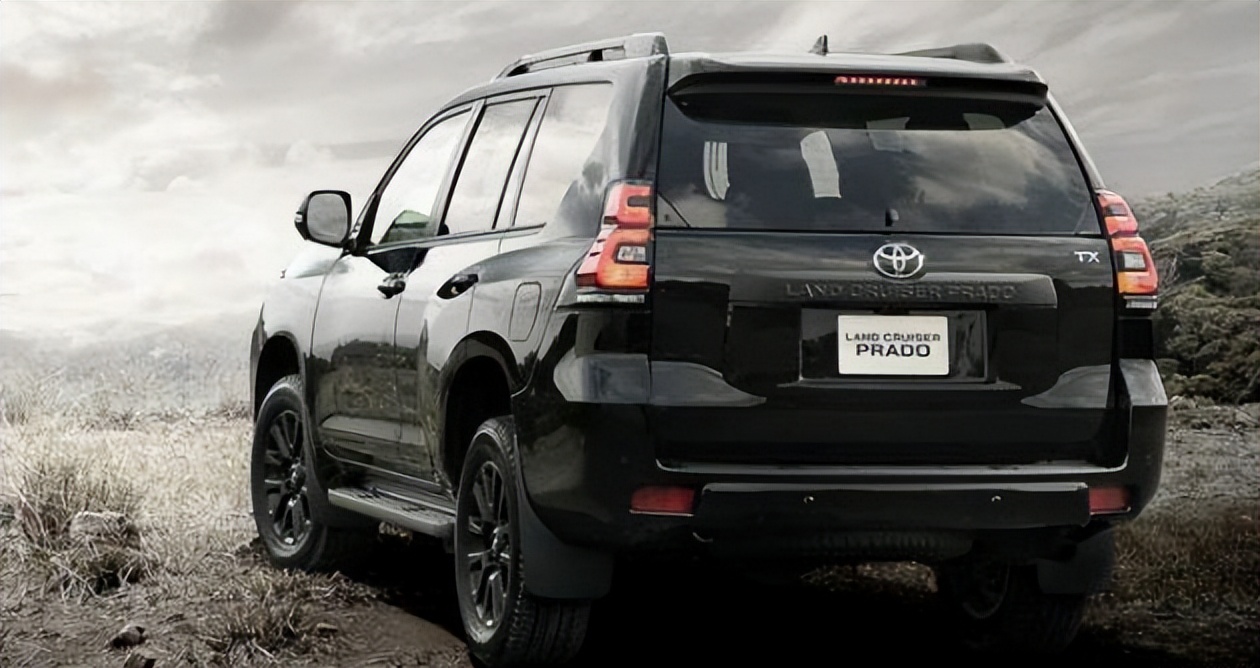 Toyota's new Prado is here, with bright silver chrome plating + dark ...