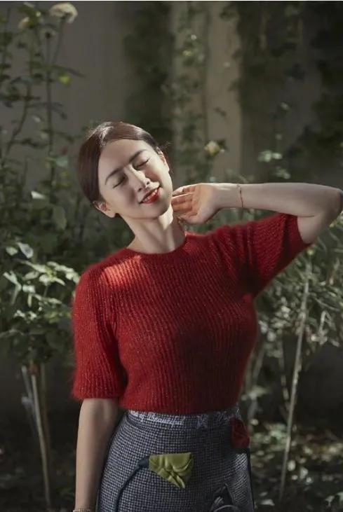 The 52-year-old actress Weng Hong is still charming, and her charm ...