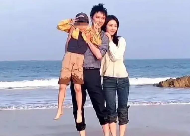 Feng Shaofeng takes his baby and treads barefoot with a beautiful woman ...