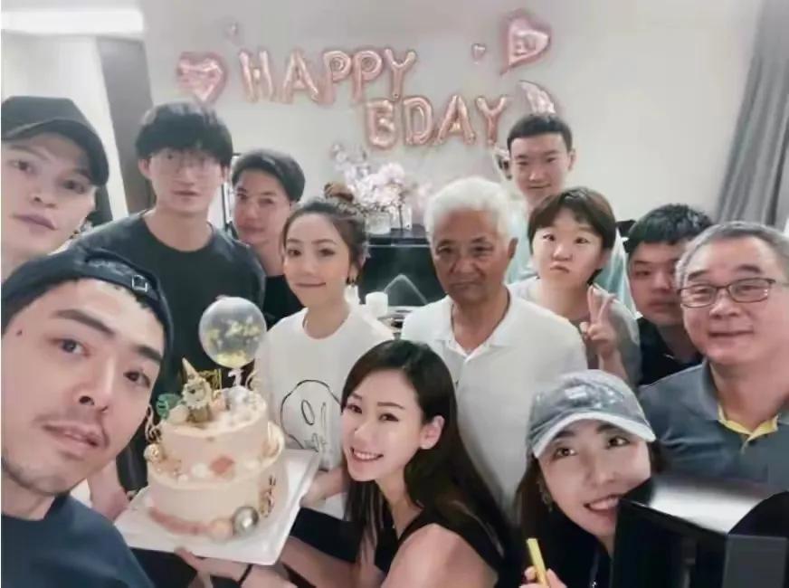 It's difficult to be a friendly male queen. How come there are so many ...