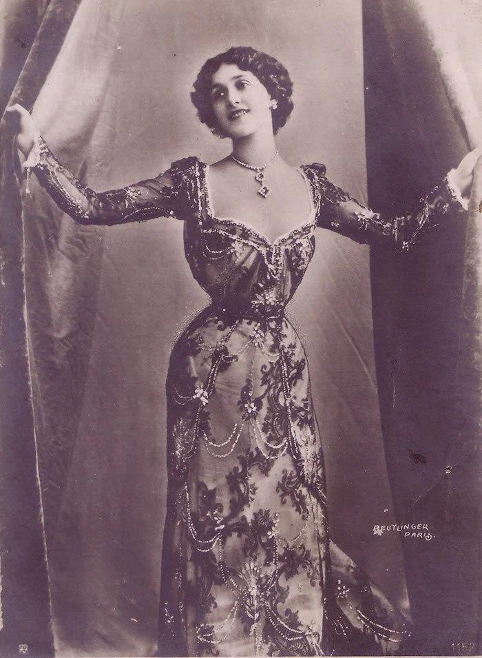 Thin to Exaggerated Waist and Corset: Horror Fashion for Medieval Women ...