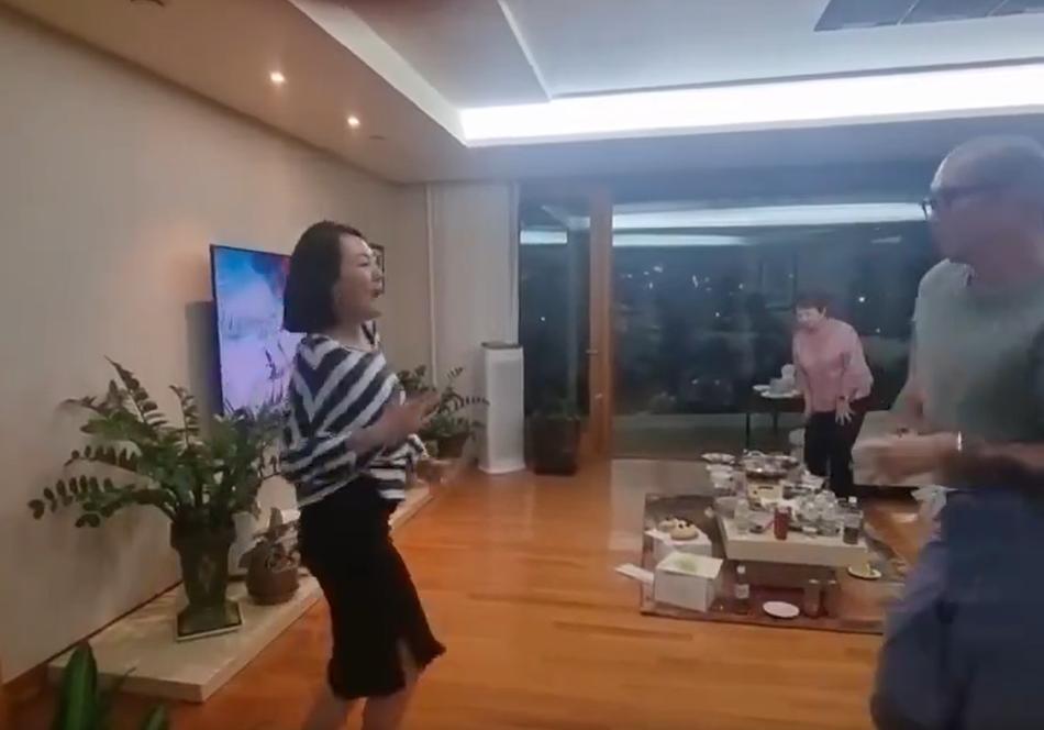 Little S and Koo Jun-yup danced happily at home and kept smiling - iMedia