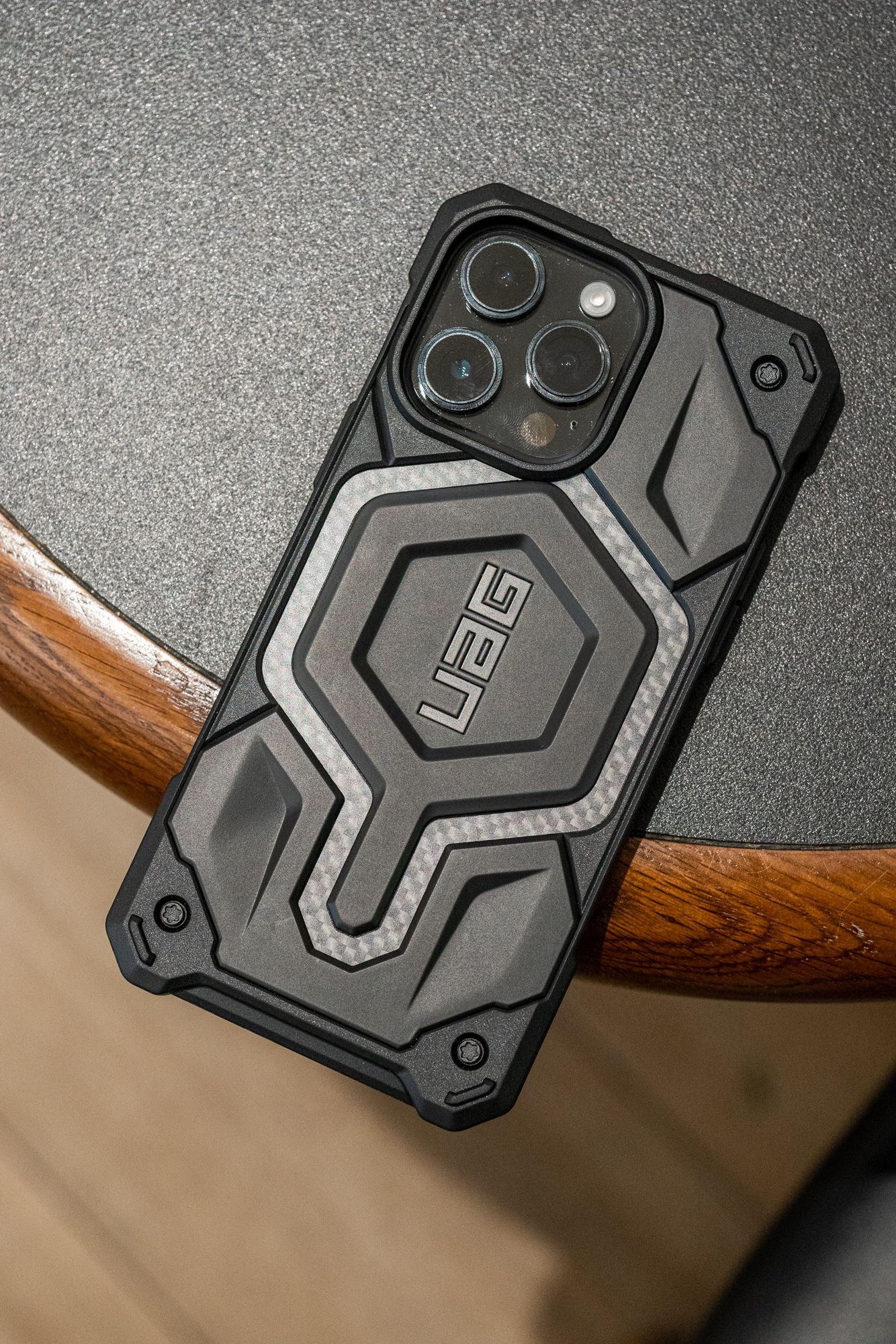 What phone cases are real men using?UAG phone case experience - iNEWS
