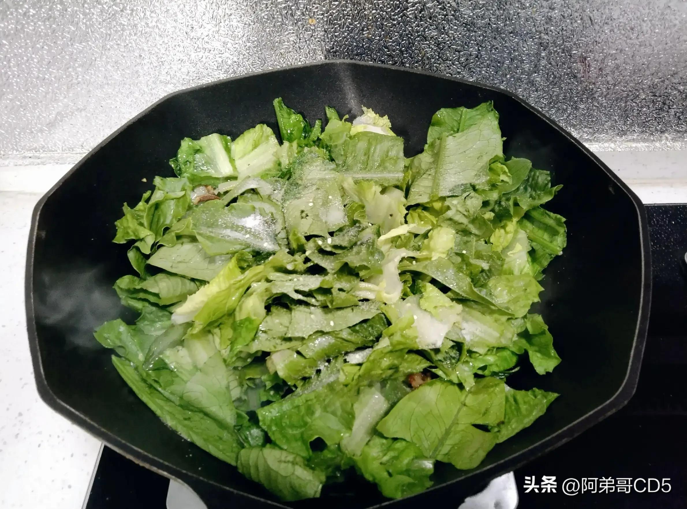 Home-cooked recipes: stir-fried lettuce, fried meat with green peppers ...